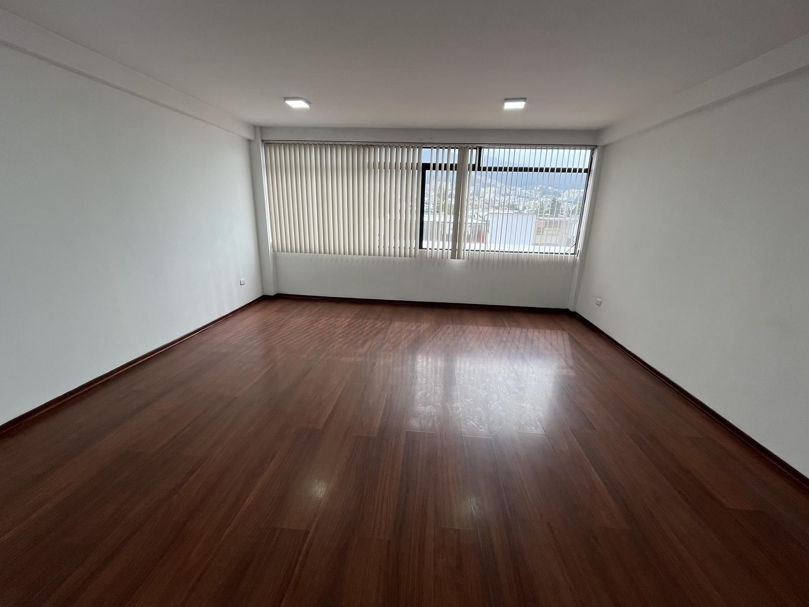 arriendo Oficina en Iñaquito, Quito (M.R 041)- icasas.ec